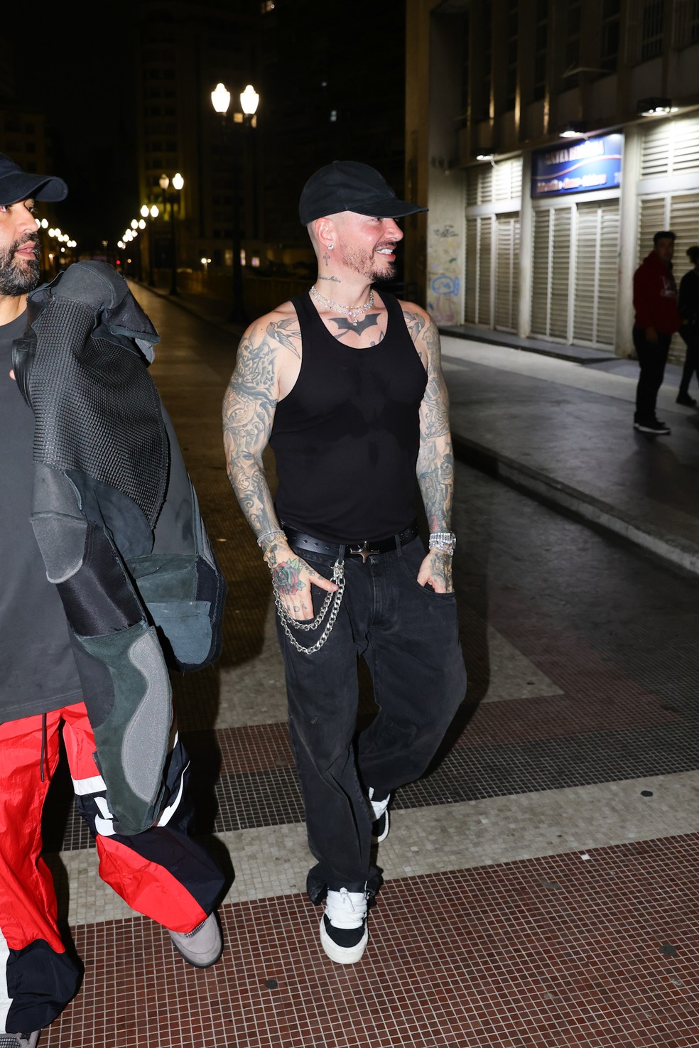 J Balvin é tietado ao deixar after party de Pedro Sampaio após show no ...