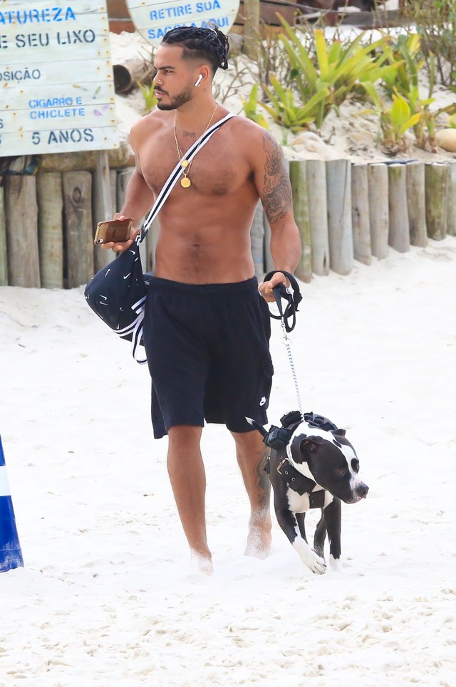 Ex-Malhação Enzo Romani mostra corpo sarado em dia de praia no Rio