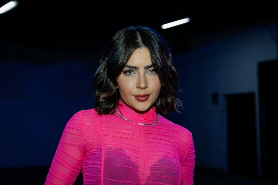 Jade Picon adere ao Barbiecore com vestido curto transparente em show no Rio; confira look