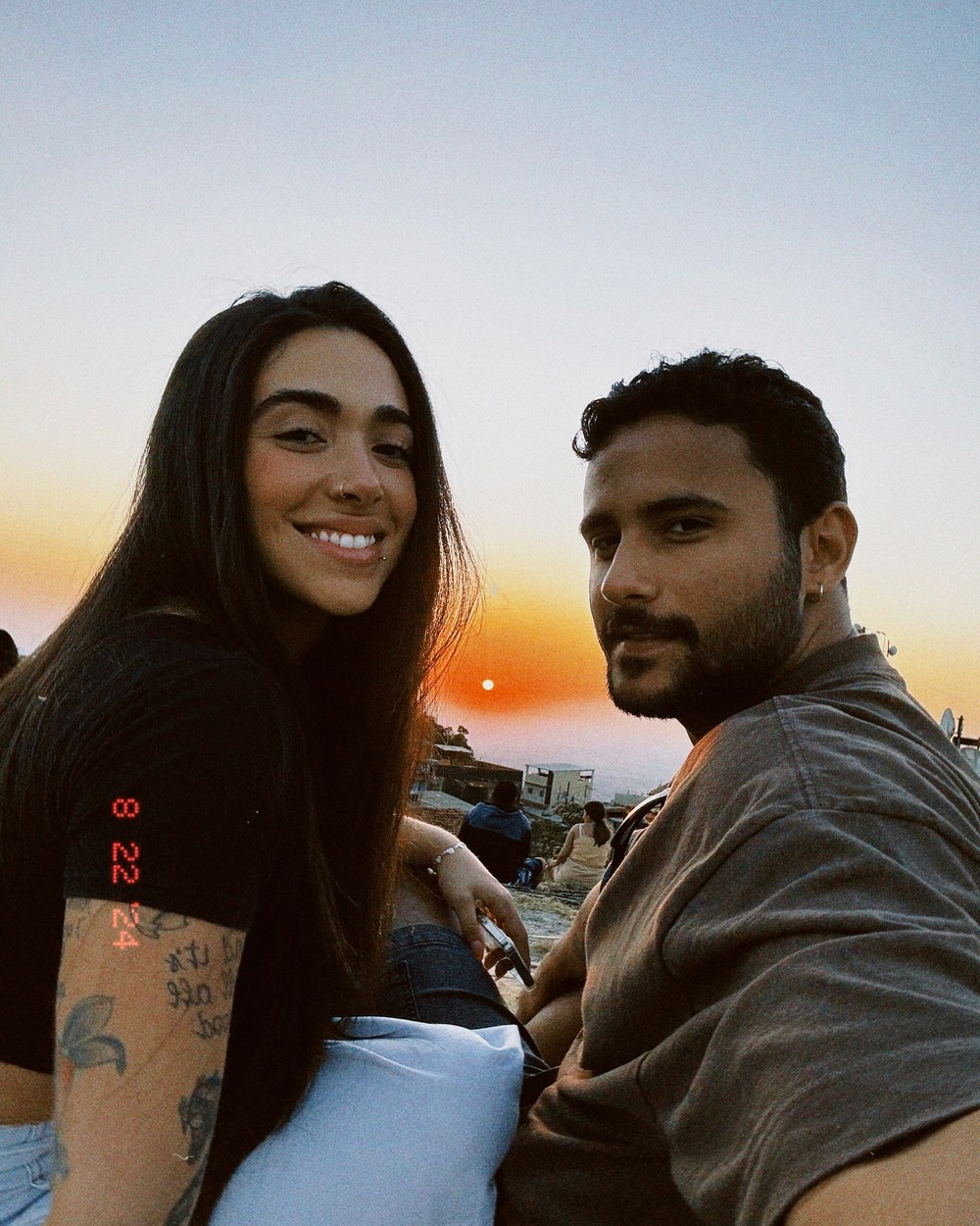 Ex-BBBs Lucas Pizane e Giovanna Lima abrem álbum de viagem romântica