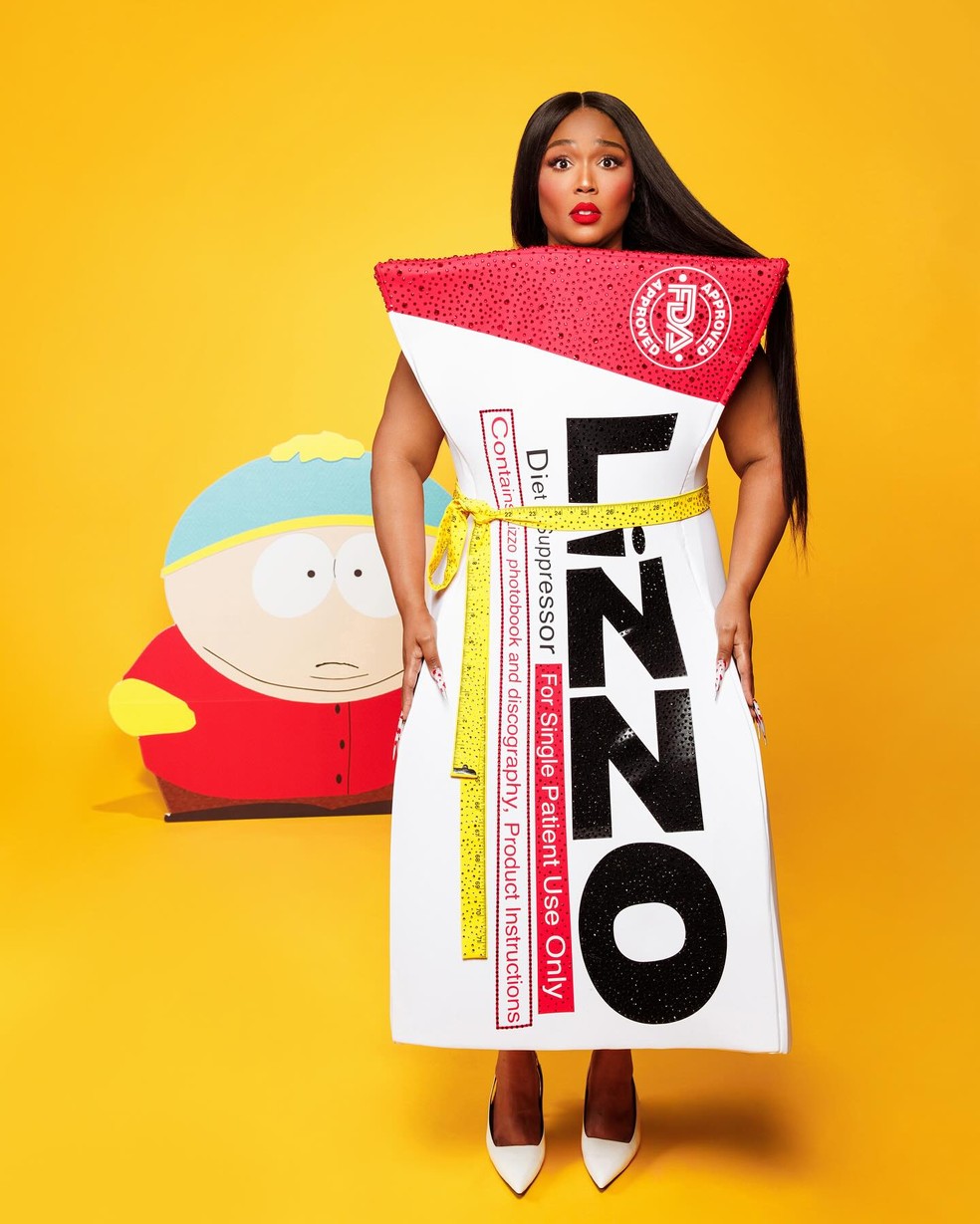 Lizzo se veste de Ozempic após negar uso do remédio para emagrecer