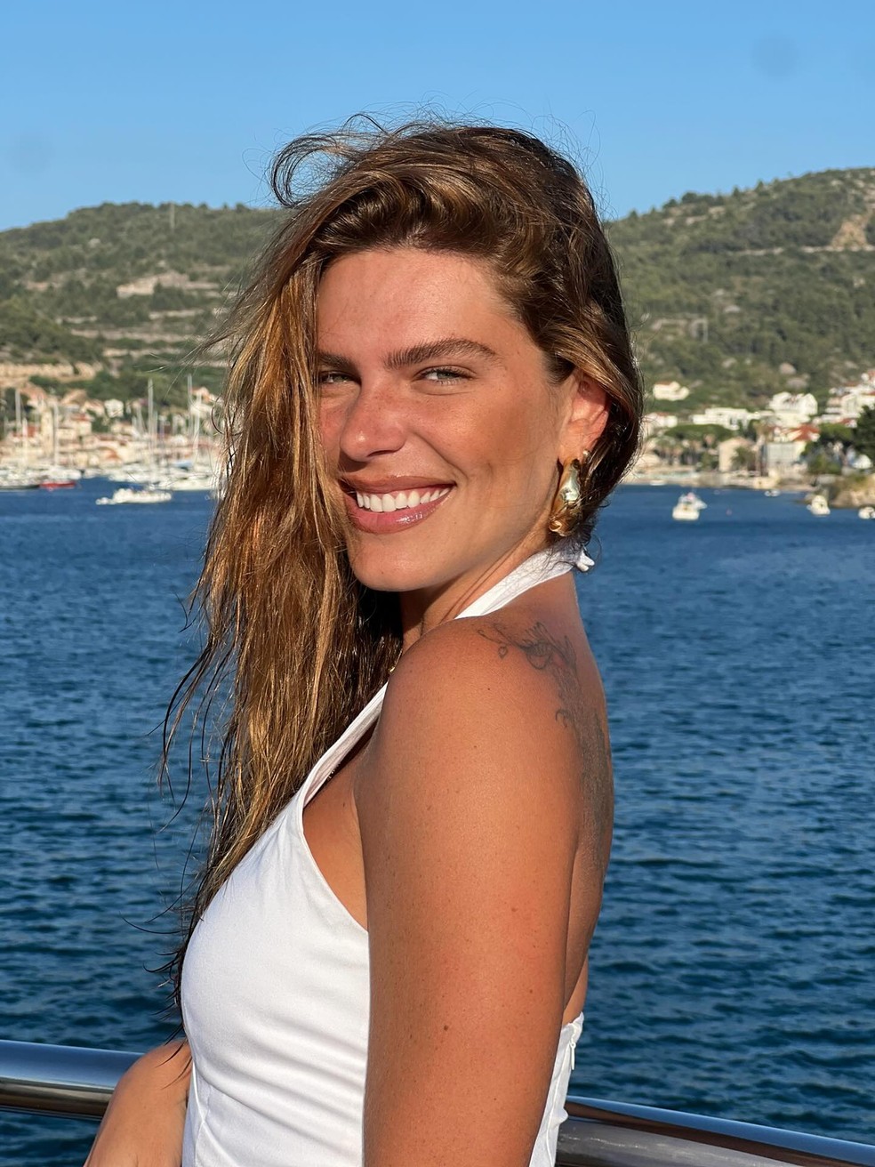 Mariana Goldfarb elege biquininho cavado para dia de sol na Croácia