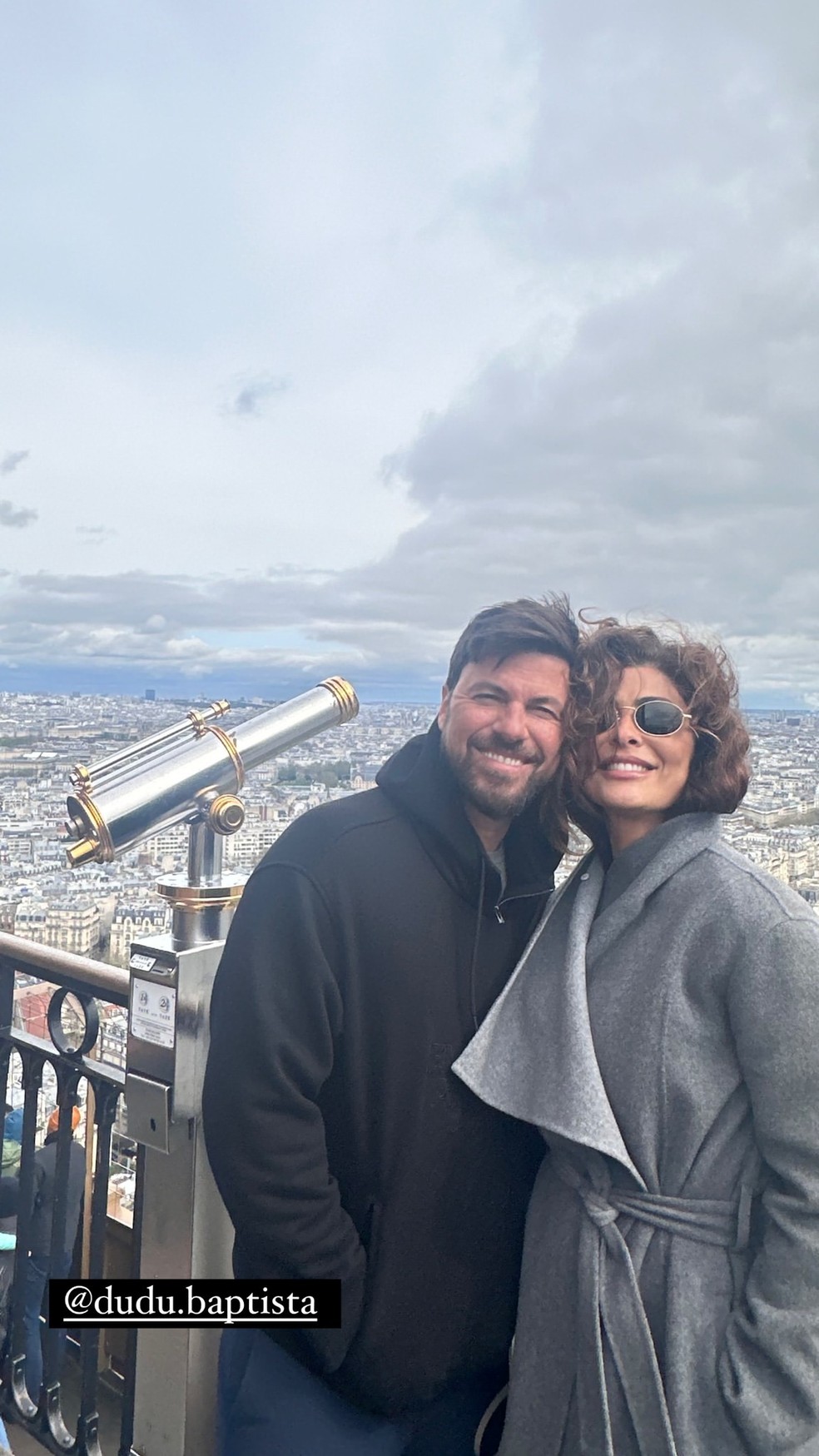 Juliana Paes abre álbum de viagem à Paris com o marido e os filhos
