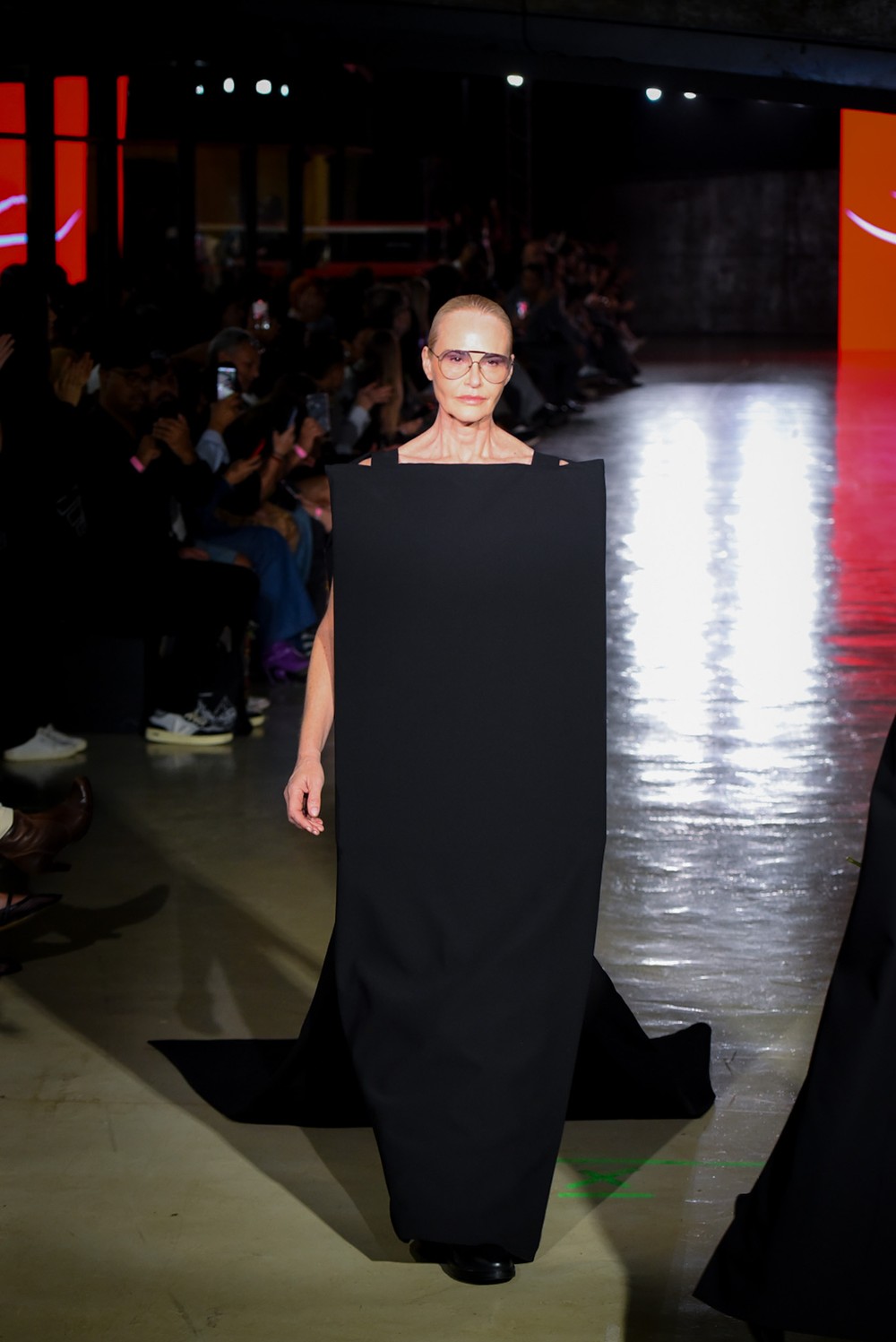 Musa dos anos 1990, Claudia Liz volta às passarelas em desfile em SP ...