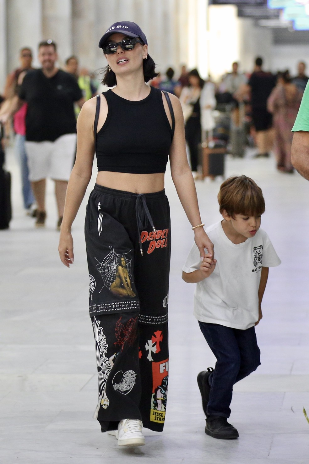 Isis Valverde desembarca no Rio com o filho, Rael; fotos