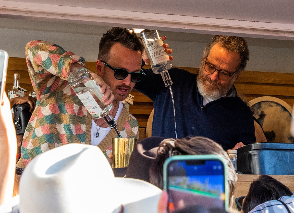 Bryan Cranston e Aaron Paul, de 'Breaking Bad', reúnem e fazem drinks em evento