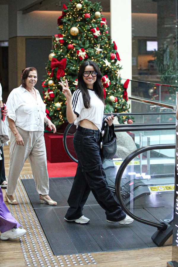 Juliette passeia em shopping do Rio de Janeiro com a mãe; fotos