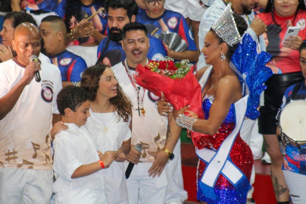 Rainha de bateria Savia David leva filhos para coroação na Estrela do ...