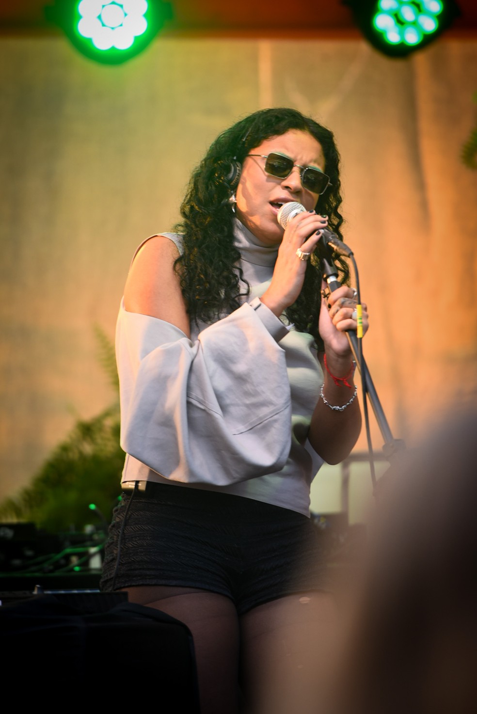 Seu Jorge prestigia show da filha, Flor, em seu primeiro festival em ...