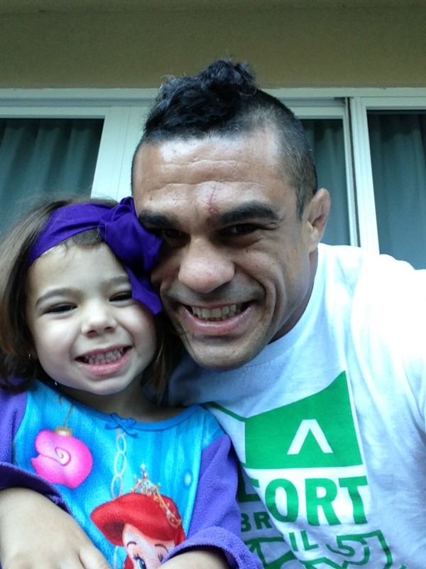 Vitor Belfort completa 49 anos e comemora com Joana Prado e os três filhos