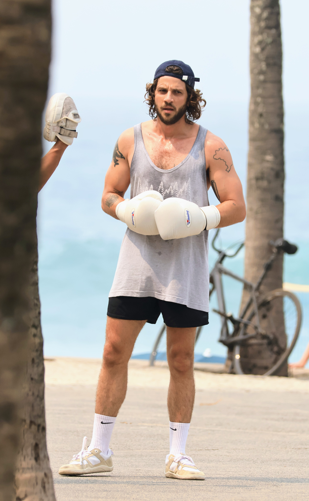 De corda a boxe, Chay Suede treina pesado em domingo de praia no Rio de ...