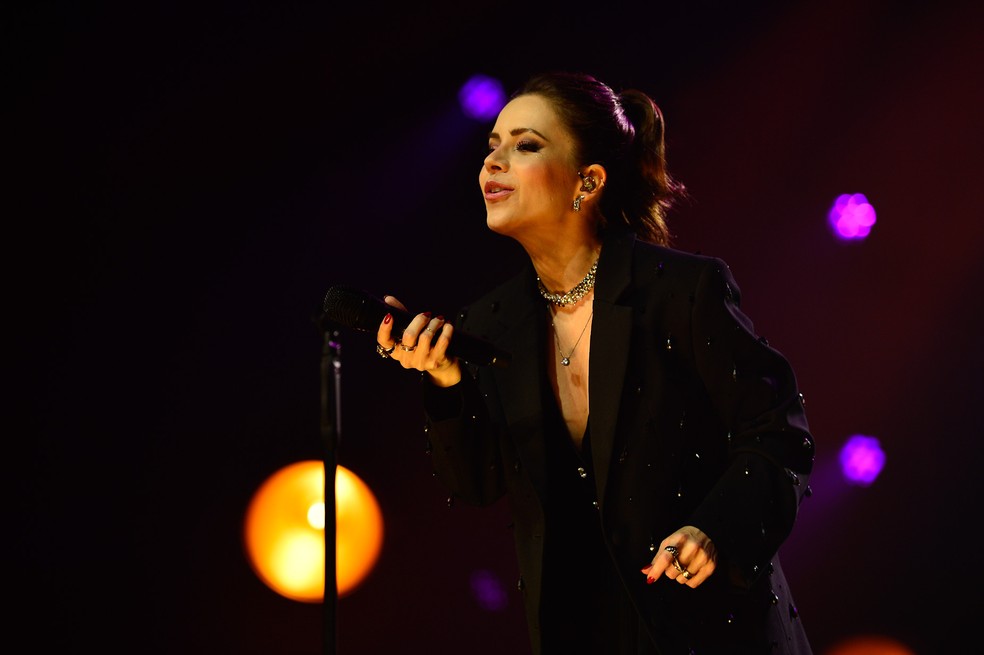 Sandy faz show de lançamento de seu DVD em São Paulo