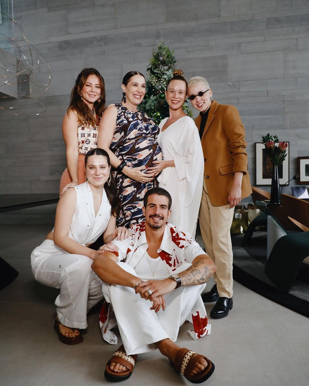 Claudia Raia celebra aniversário de 56 anos: 'Filhotes reunidos'