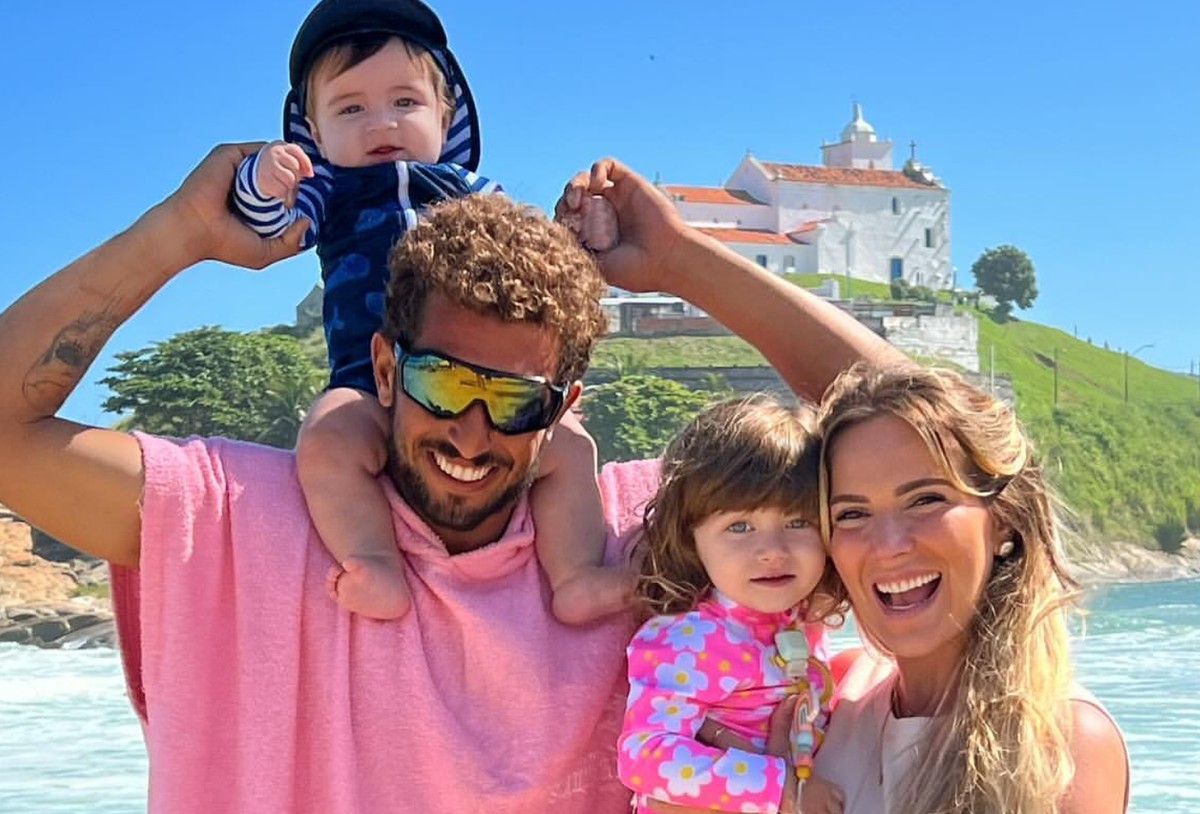 Esposa de Lucas Chumbo se choca ao ver filha segurando cobra em foto ...