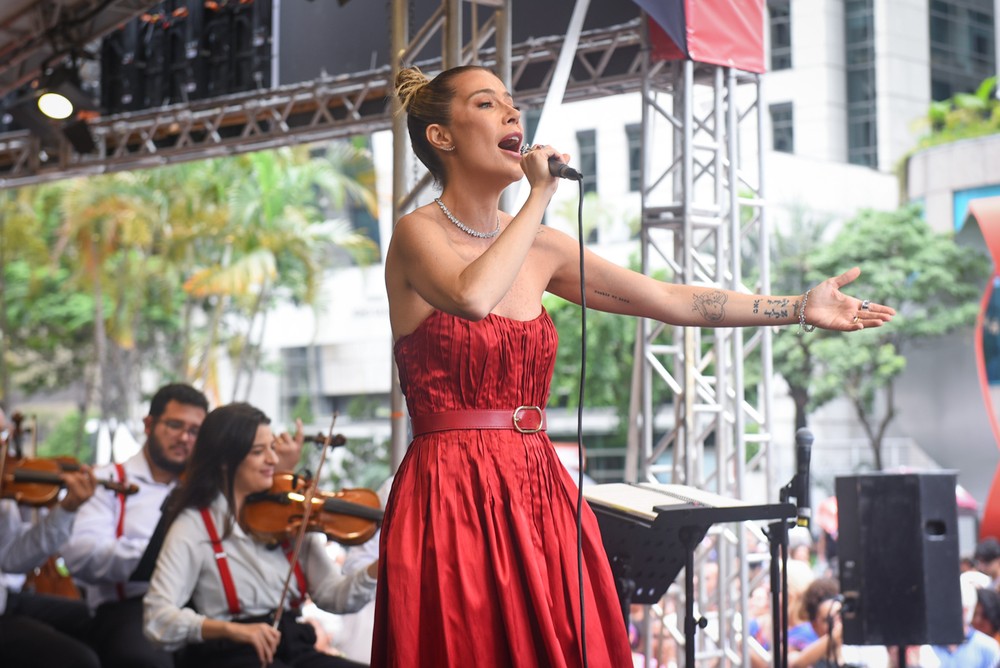 Luiza Possi se emociona ao comentar show de Natal com a avó e os filhos ...