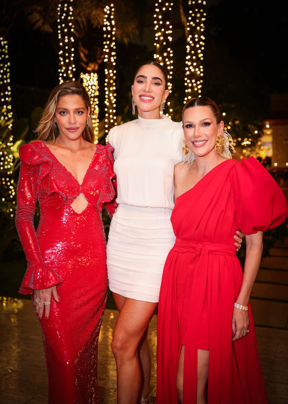 Luma Costa troca beijos com marido em celebração antecipada de Natal