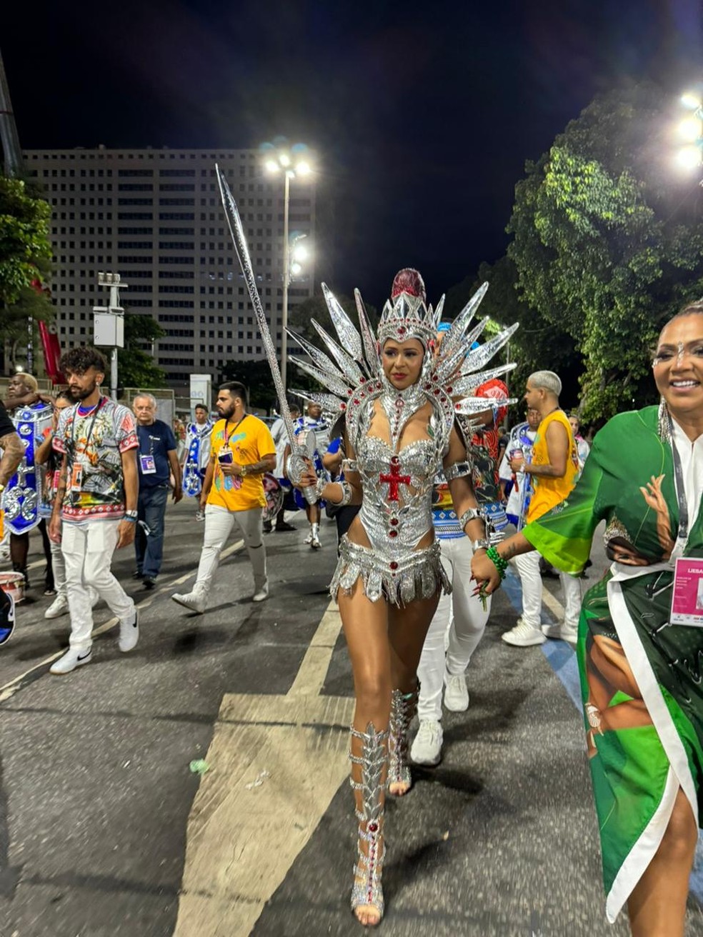 Vídeo: Lexa chora ao ver irmã, Wenny Isa, em desfile no Rio