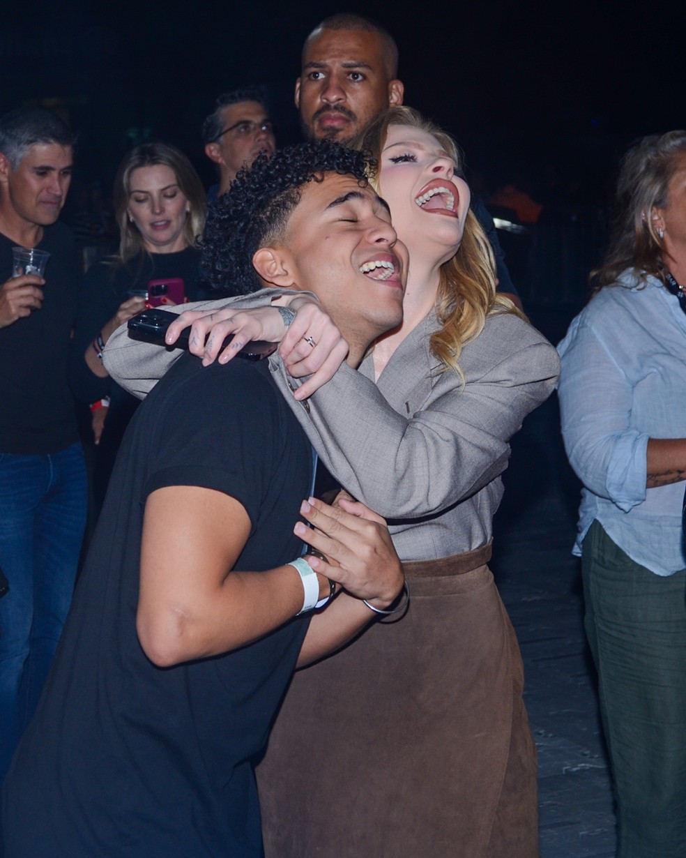 Luísa Sonza chora e ganha homenagem de Luciano em show Amigos em prol do RS