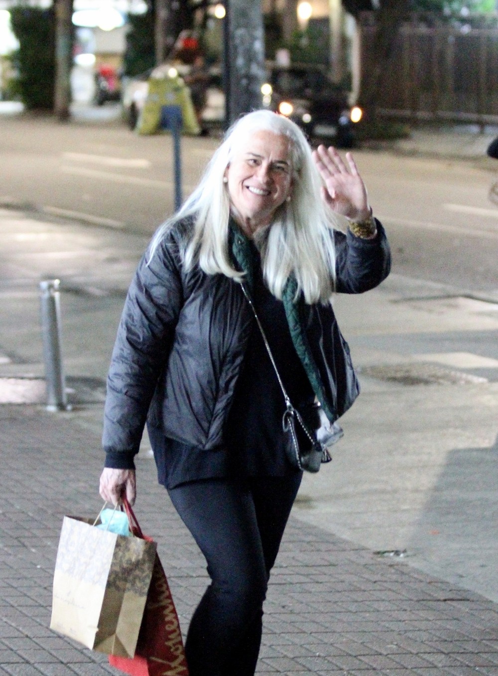 Vera Holtz é tietada em dia de compras em shopping no Rio de Janeiro