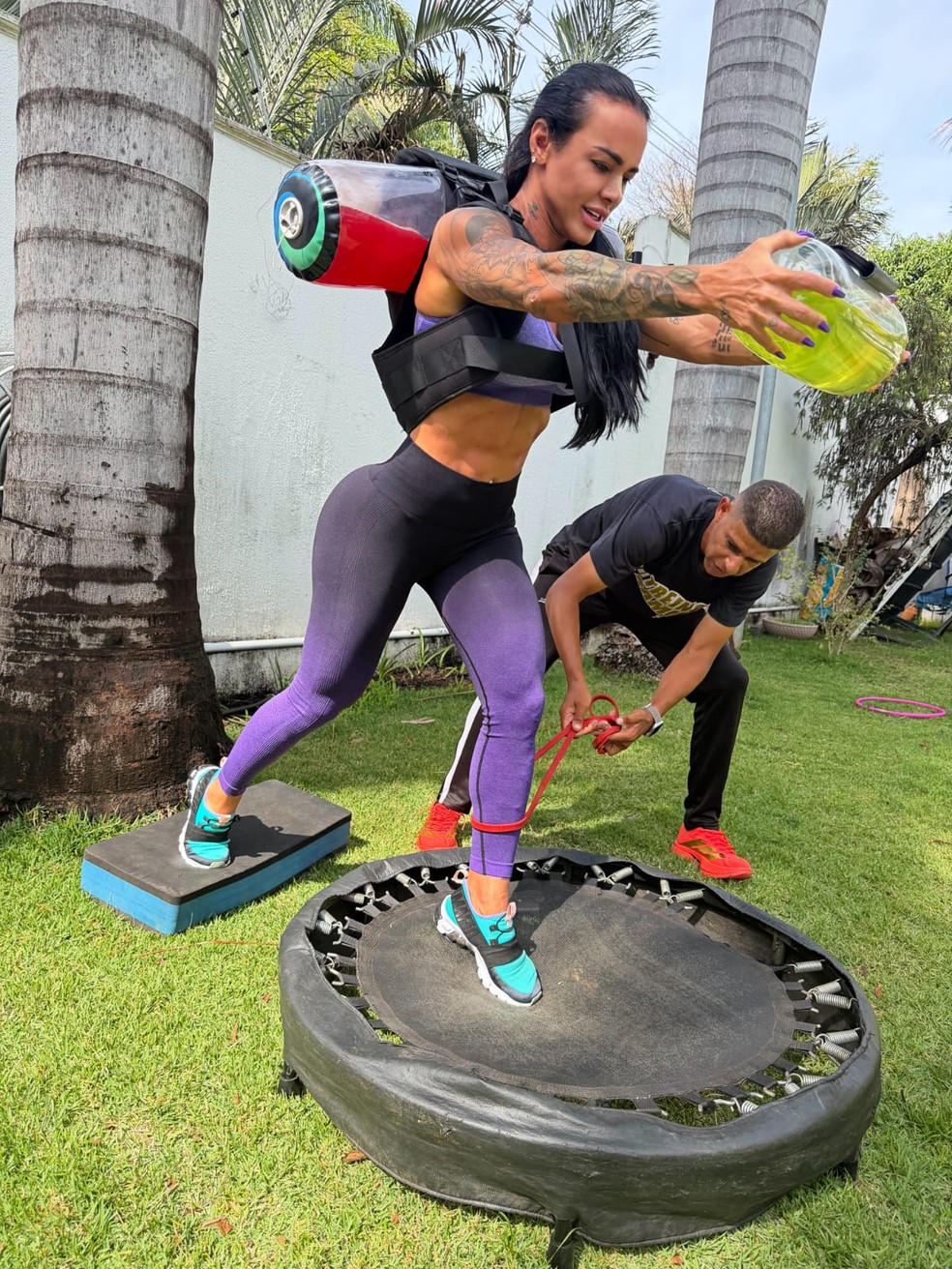 Kamila Simioni usa aparelho acoplado às costas em treino em preparação ...