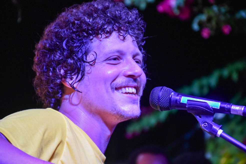 Luisa Arraes leva família a show do namorado, Chico Chico, filho de ...