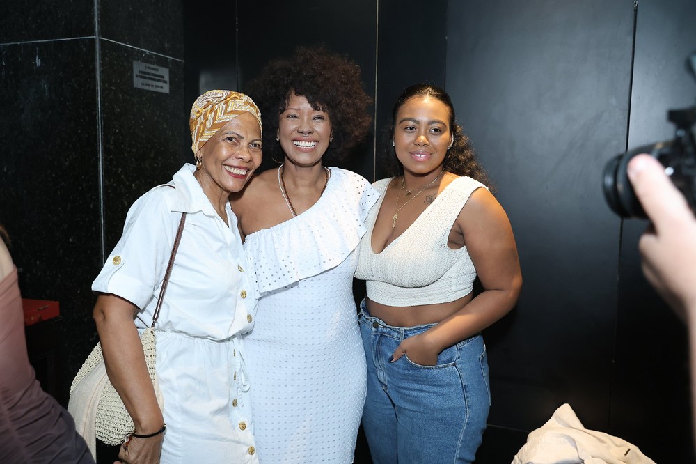 Vitória Strada recebe carinho da ex-noiva, Marcella Rica, em espetáculo