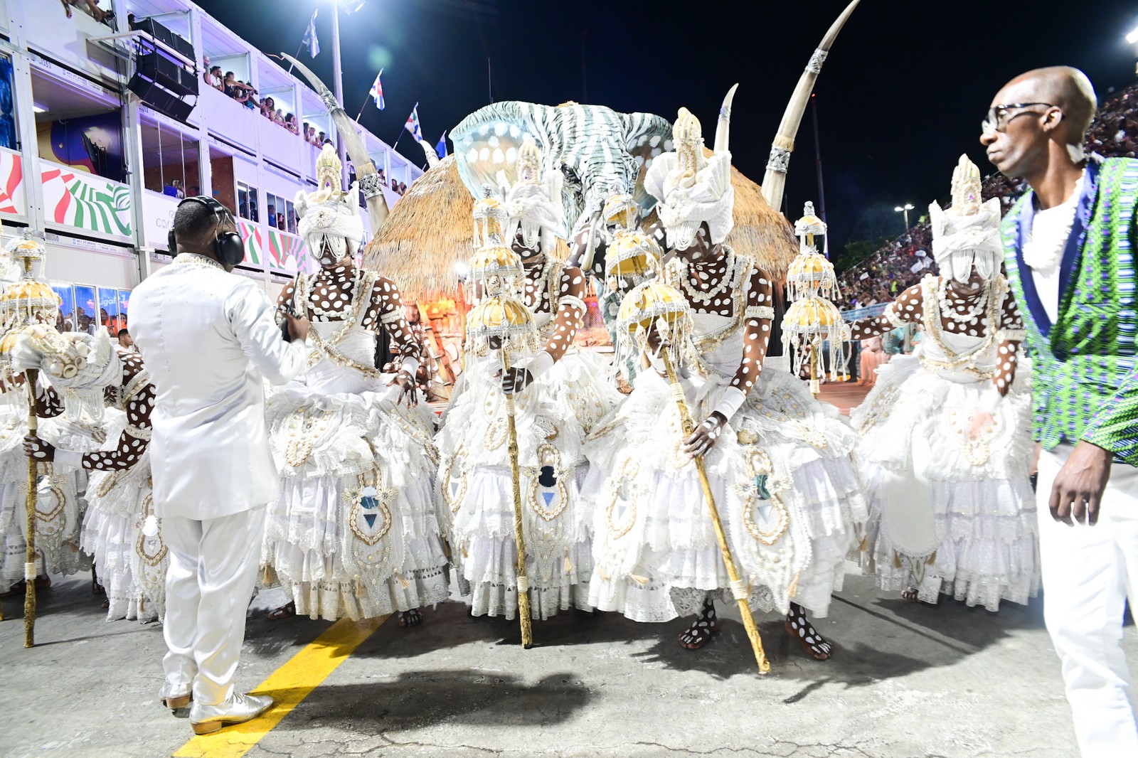 Lore Improta celebra mais um desfile como musa da Viradouro: 'Lugar ...