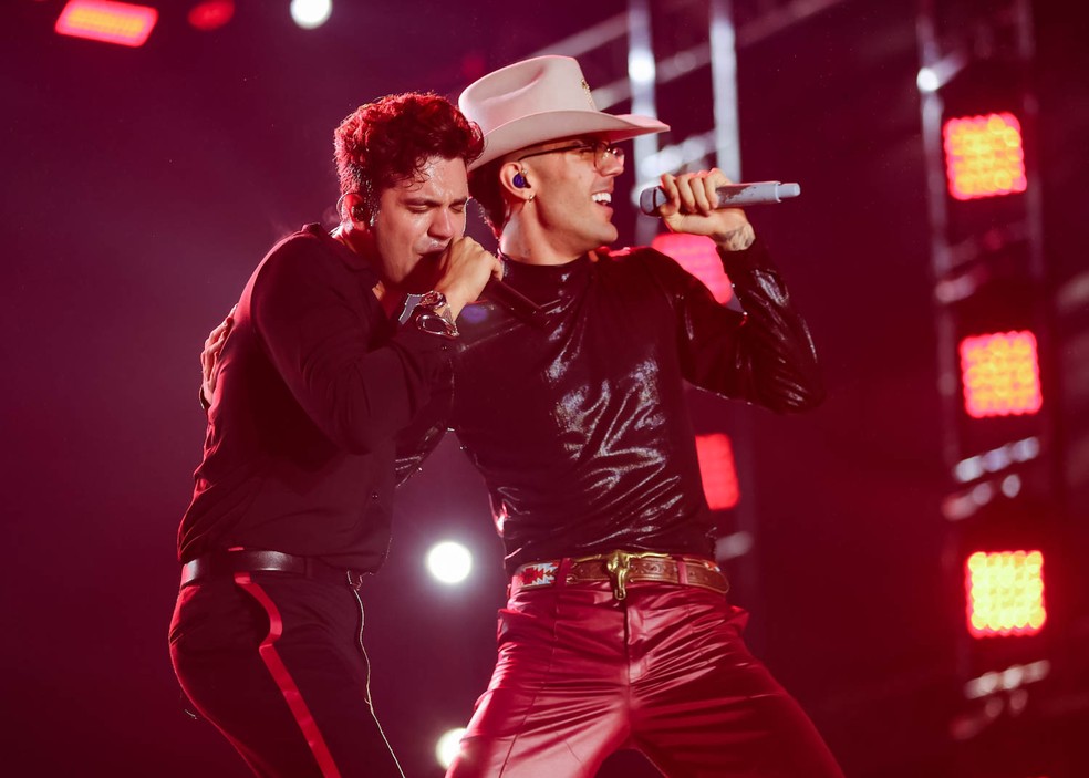 Após virose, Luan Santana beija a noiva Jade Magalhães antes de show em ...