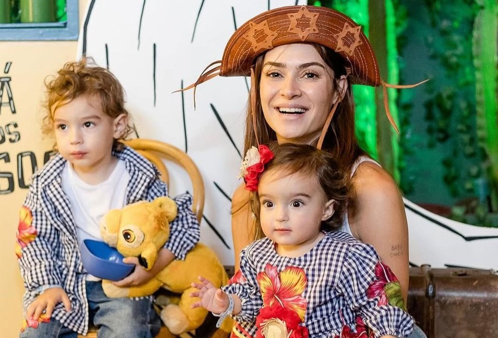 Thaila Ayala se pendura em árvore e cai enquanto relata perrengue de ...
