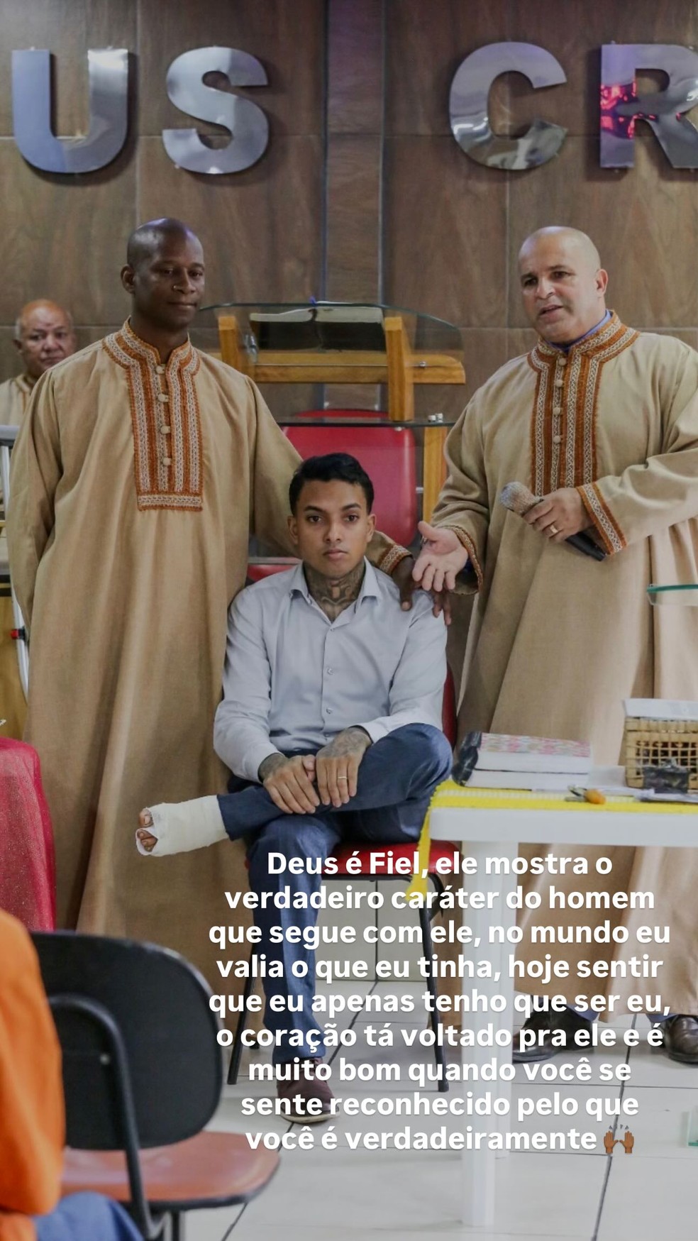 MC Brinquedo é apresentado na igreja após sofrer acidente e largar ...
