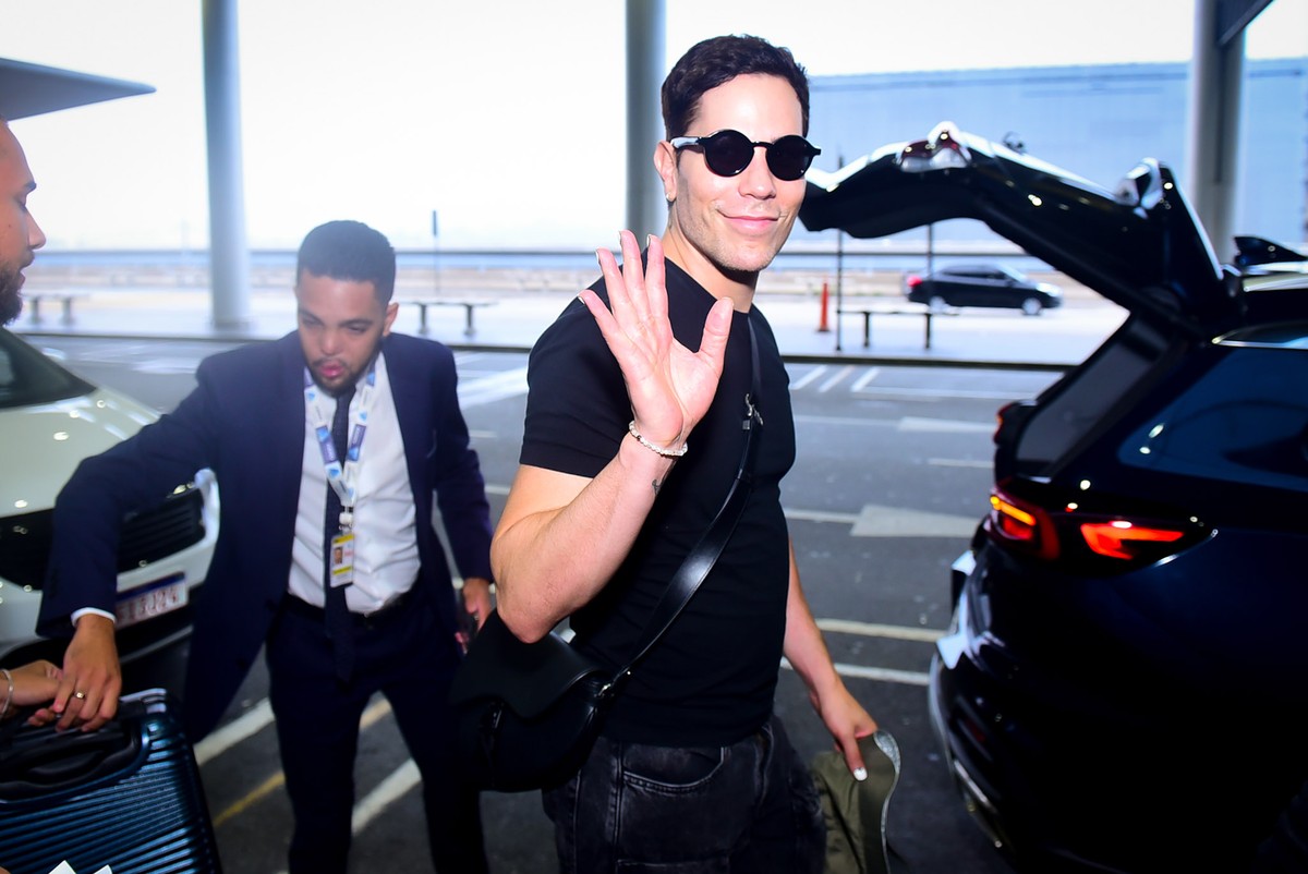 Christian Chávez, do RBD, desembarca em SP e posa com fãs; fotos