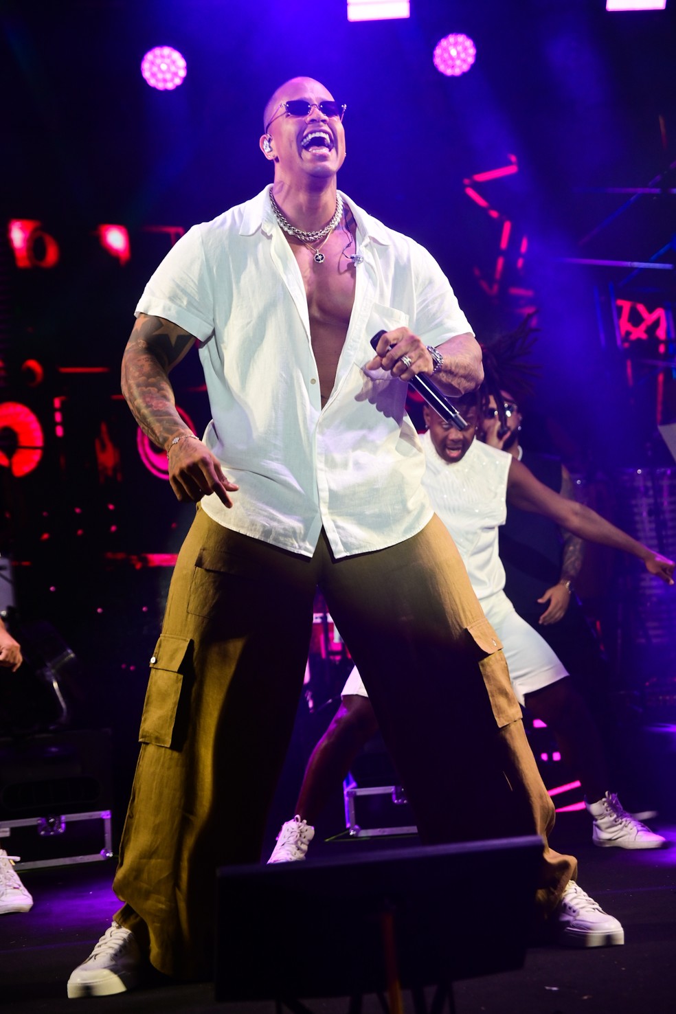 Léo Santana fala sobre desafio de conciliar agenda com Lore Improta