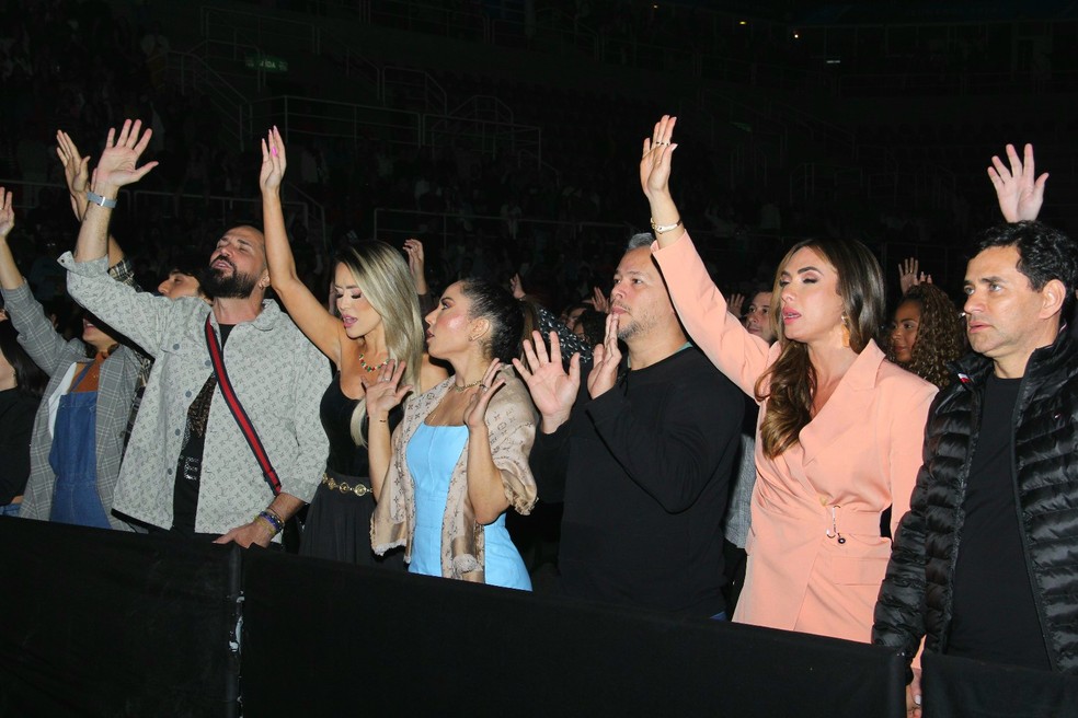 Mulher Melão se emociona em evento gospel