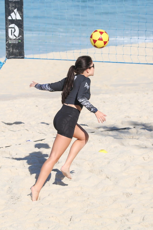 Jade Picon aproveita dia de calor e sol no Rio para jogar futevôlei em ...