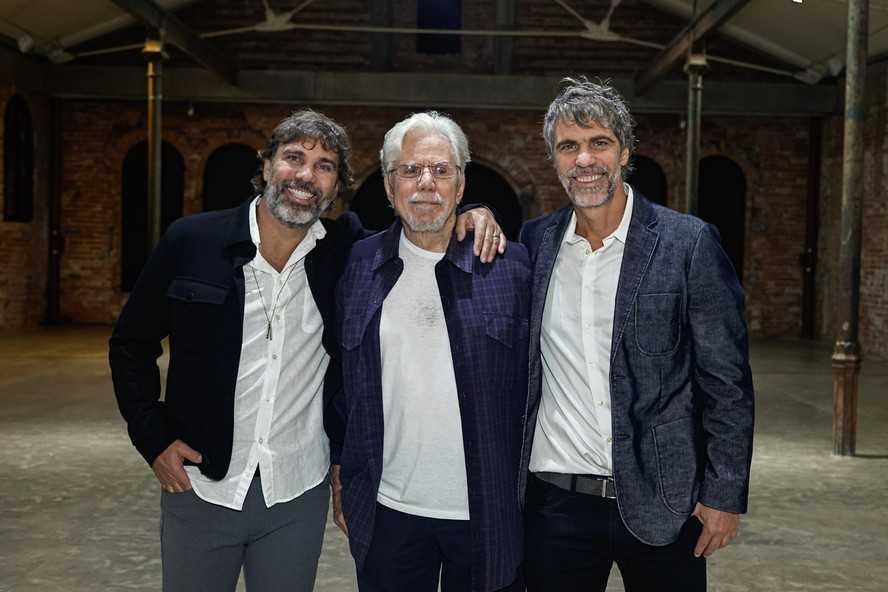 Aos 88 anos, Reginaldo Faria vai a première e posa com os filhos 'sósias'