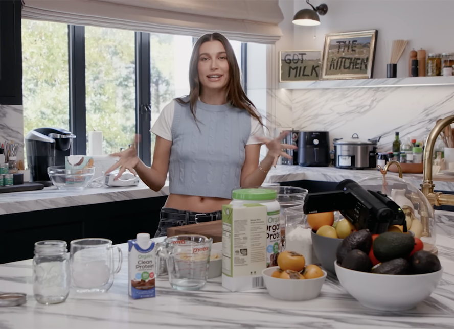 Hailey Bieber mostra sua cozinha luxuosa enquanto prepara café da manhã ...