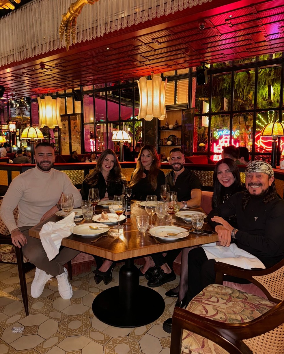 Mari Gonzalez curte jantar com Pipo Marques, e irmão, cunhada e pais do ...