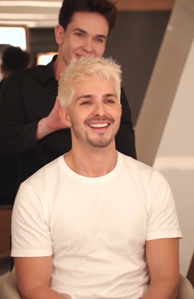 Igor Cosso muda o visual e platina os cabelos; veja o antes e depois