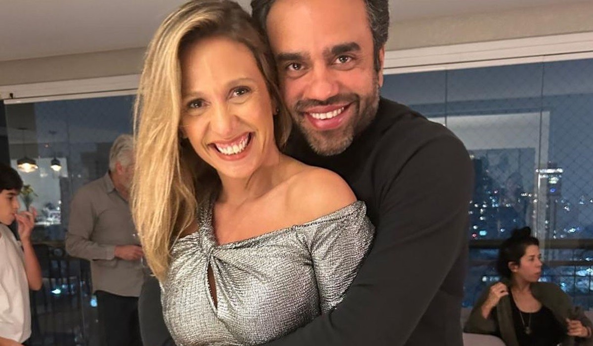 Luisa Mell comemora aniversário com namorado e filho em apartamento