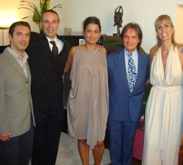 Filho de Roberto Carlos aparece com a família em festa