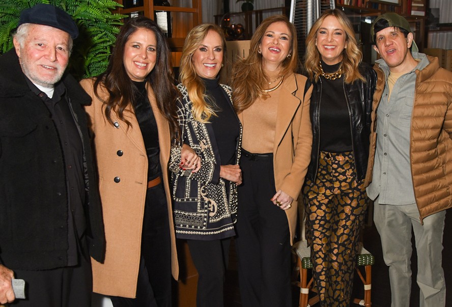 Helô Pinheiro, a 'Garota de Ipanema', comemora os 82 anos em família