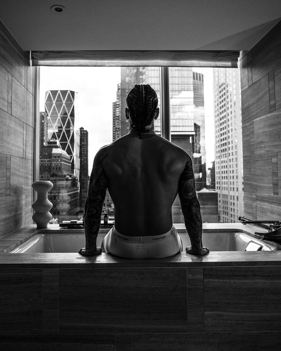 Maluma posta de cueca branca e empolga fãs: 'Quem mais deu zoom?'