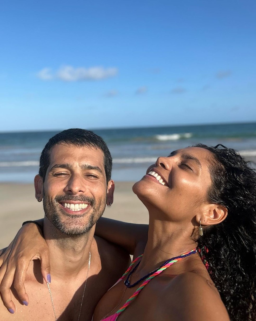 Barbara Reis abre álbum de férias com marido e enteados adolescentes