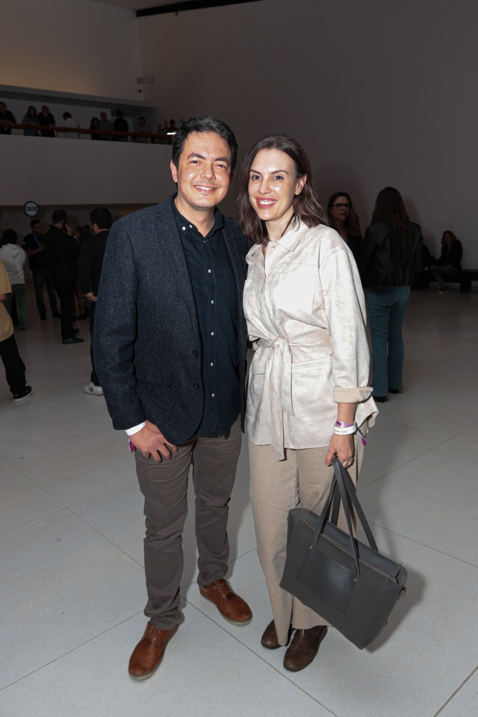 Jornalista Alan Severiano faz aparição rara com a esposa em festival de ...