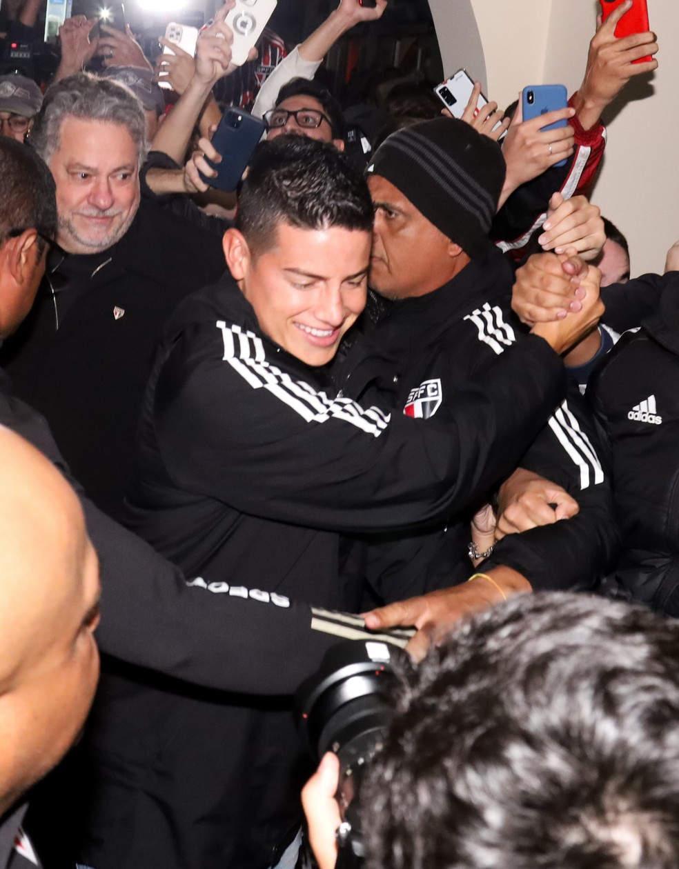 James Rodríguez causa tumulto ao desembarcar no Brasil