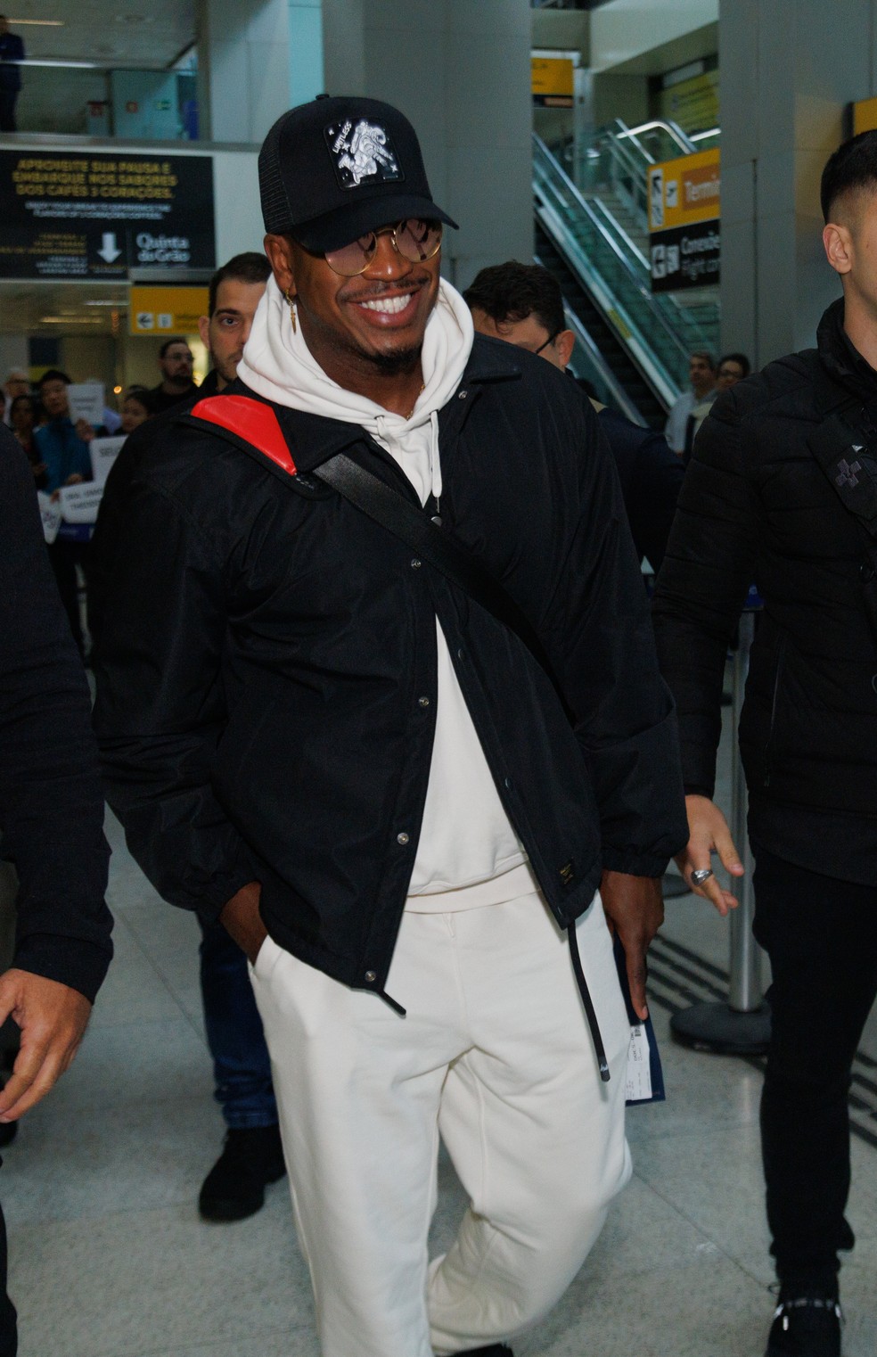 Ne-Yo é tietado por fãs ao desembarcar no Brasil para show no Rock in Rio