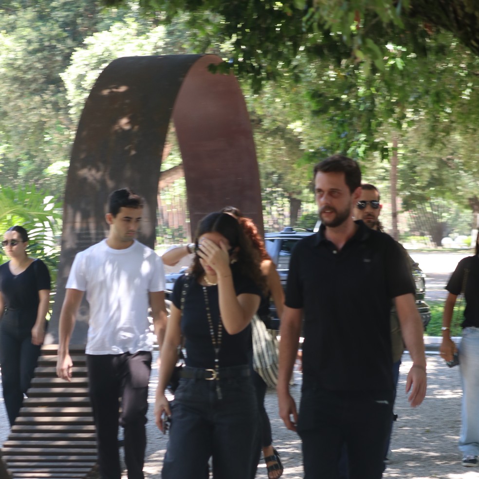 Abalada, Mel Maia vai ao velório da mãe, que foi encontrada morta aos ...