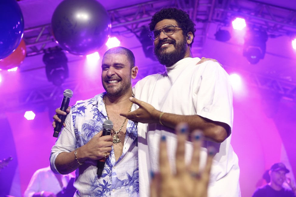 De vestidinho, Paolla Oliveira canta e dança muito com Diogo Nogueira
