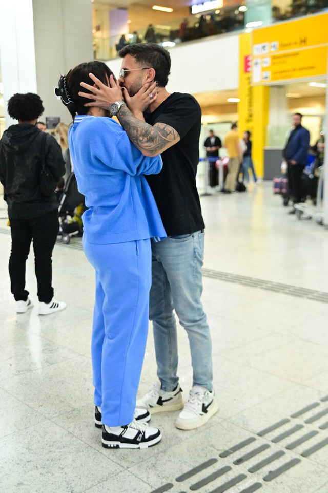 Key Alves troca beijos apaixonados ao reencontrar namorado no Brasil; fotos