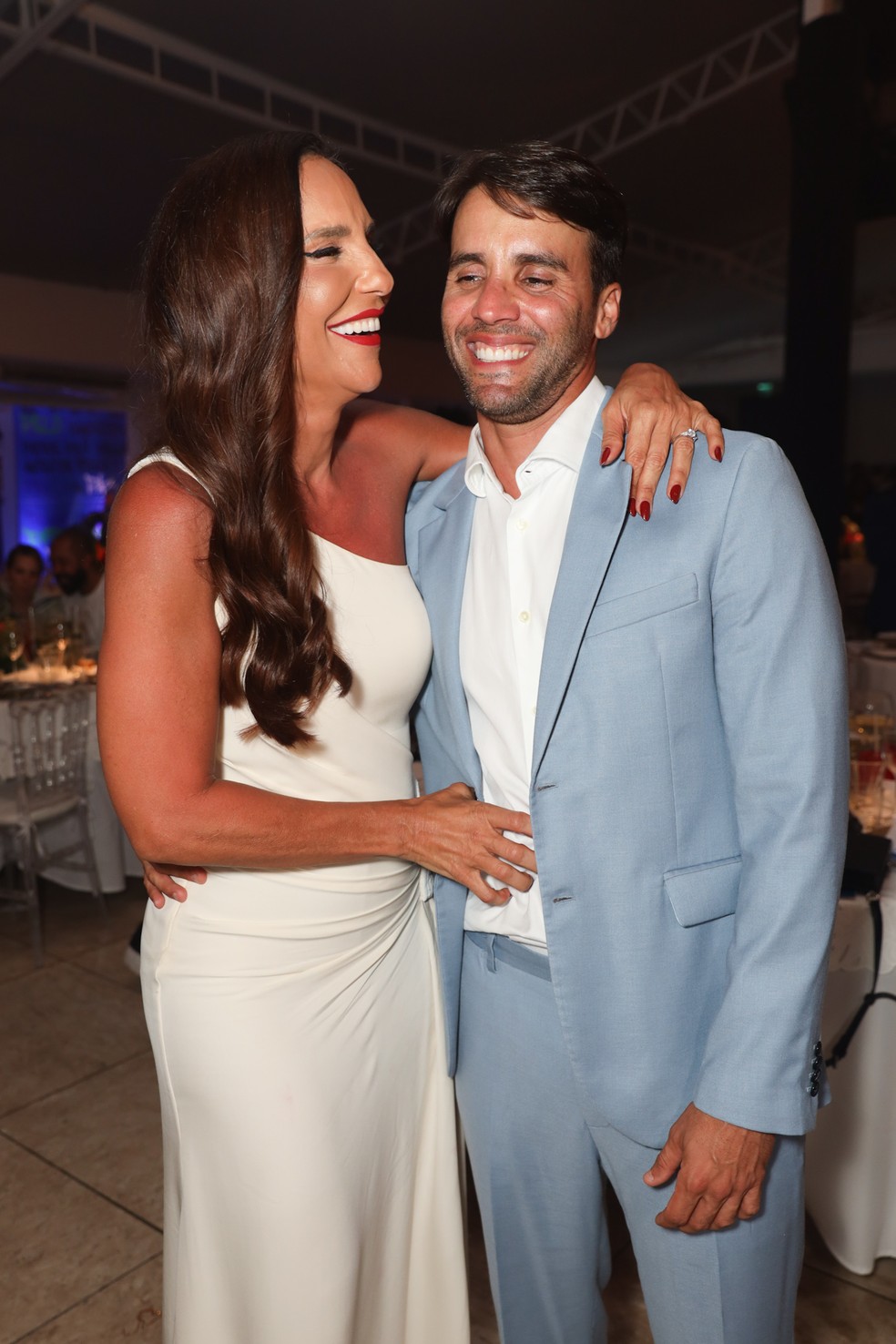 Ivete Sangalo e Daniel Cady trocam beijos e curtem evento de Léo ...